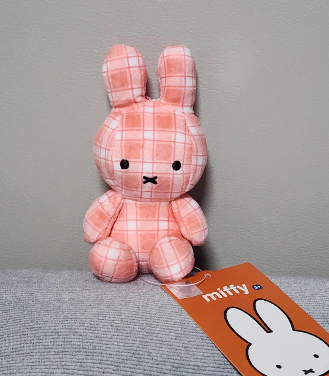 Miffy 韓國限定 粉紅色格仔公仔掛飾 – Kiiro Japan